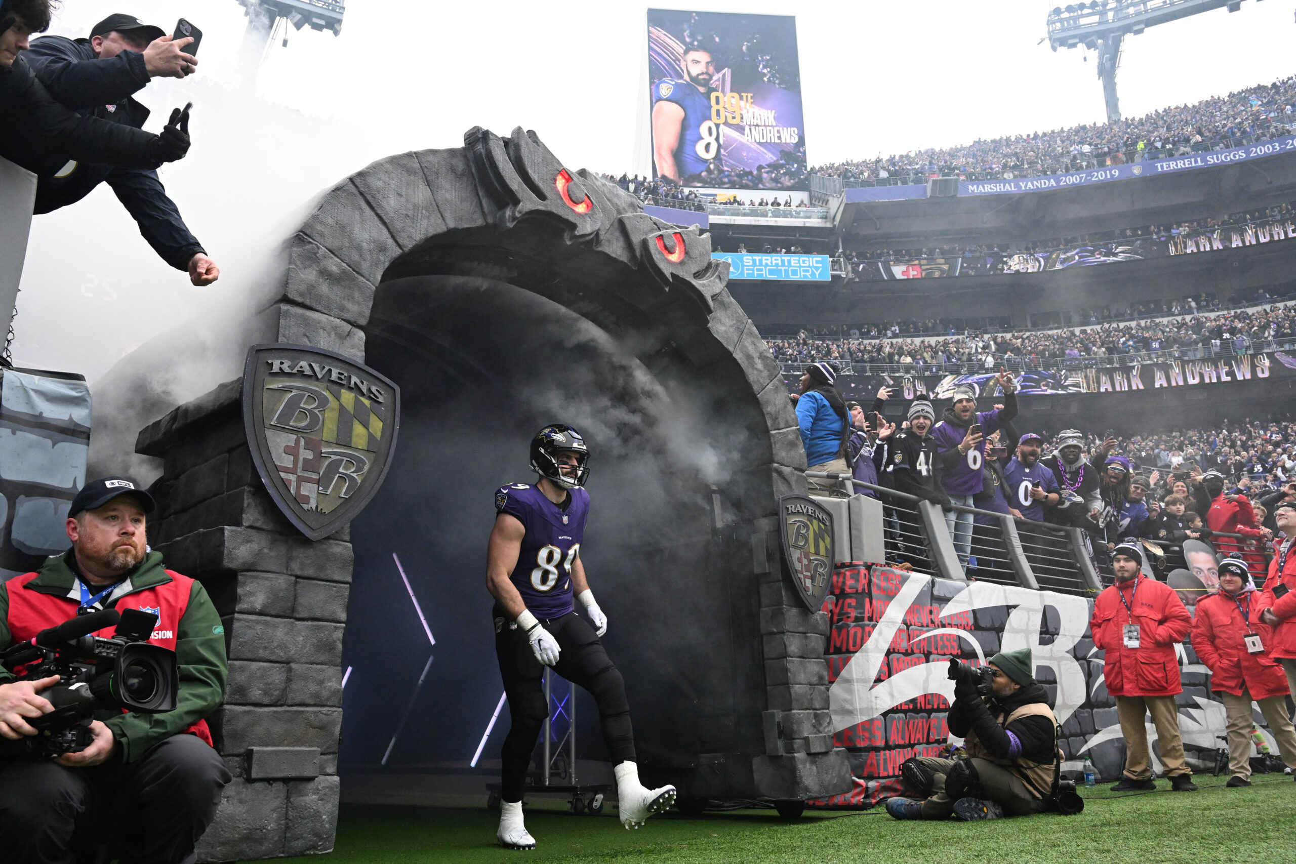 Ravens tight end Mark Andrews helps woman in medical distress on flight ...