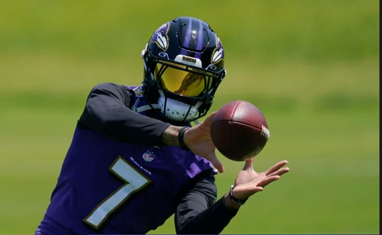 Ravens quarterback Lamar Jackson connecting with Rashod Bateman ...